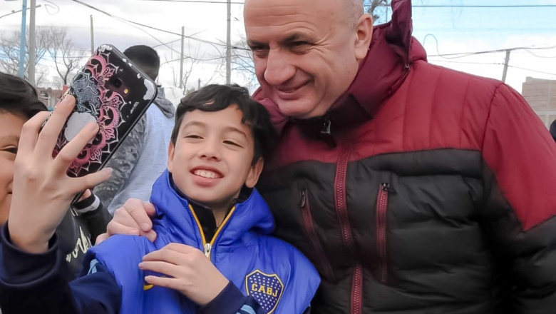 Nicolás Russo hizo una recorrida solidaria por el Día del Niño ...