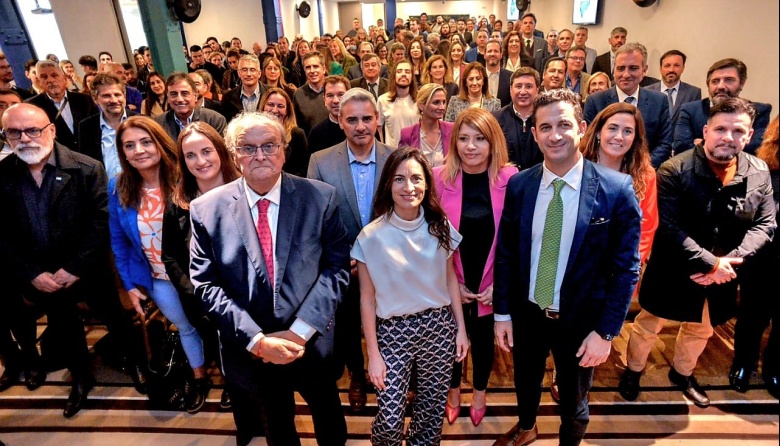 Litza lanzó otra sede de la Escuela ProyectAR junto a De Mendiguren y ...