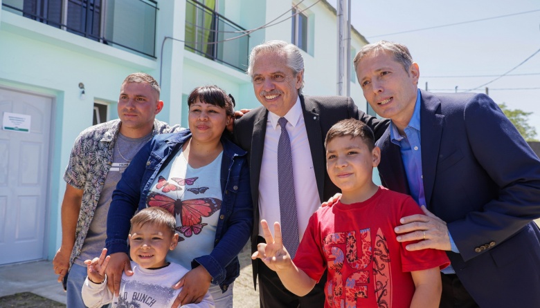 Fernández y Gray entregaron viviendas en el barrio Montecarlo ...