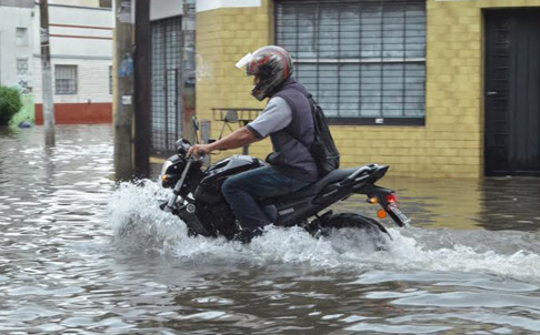 Calles anegadas y “evacuados temporales” en Avellaneda - Política del Sur