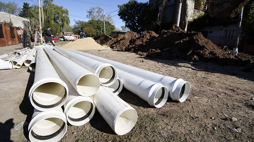 Aysa avanza con la ampliación de la red cloacal y agua potable en el distrito - Política del Sur