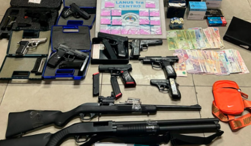 Encontraron un arsenal de armas en un supuesto búnker de drogas de ... Encontraron un arsenal de armas en un supuesto búnker de drogas de ...